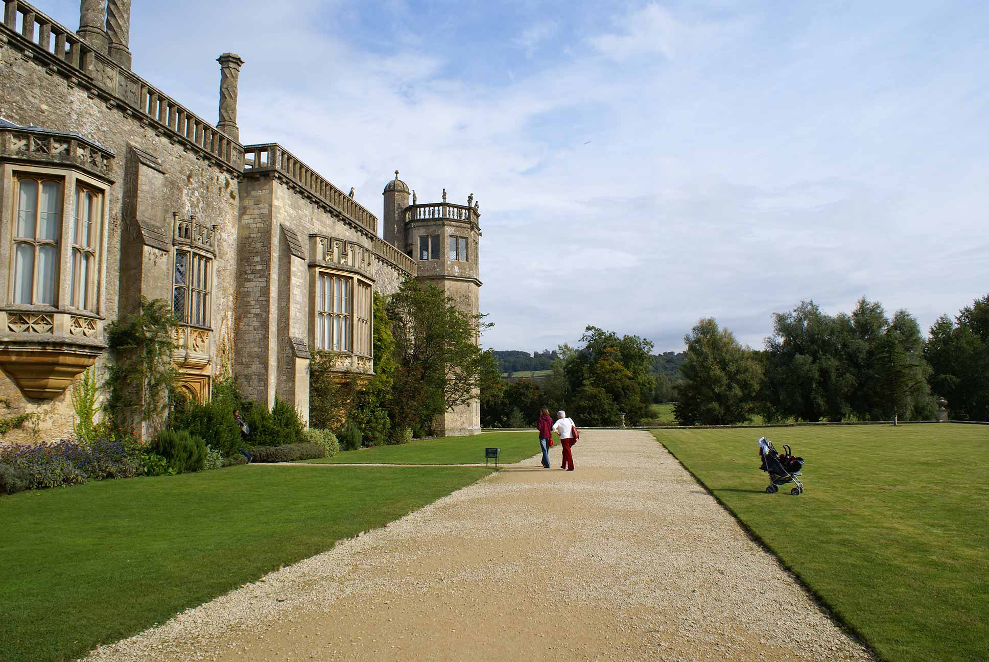 Lacock Abbey & Harry Potter's London | Black Taxi Sightseeing Tours ...